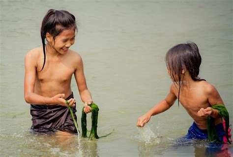 Kaipen Two Girls Collect River Weed From The Nam Khan Rive Flickr