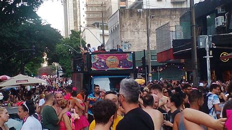 FERVEÇÃO Ruas da Savassi em BH ficam lotadas no carnaval 2024