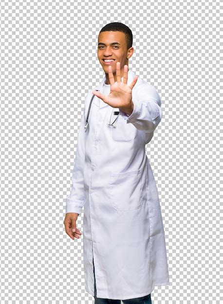Jovem Afro Homem Americano Doutor Contando Cinco Dedos PSD