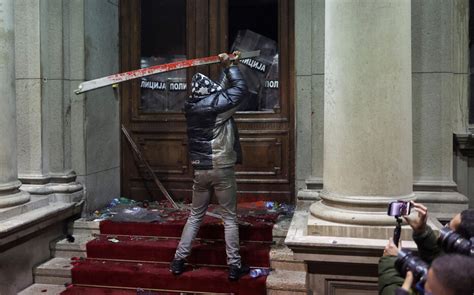 Contestations des élections en Serbie des manifestants sen prennent