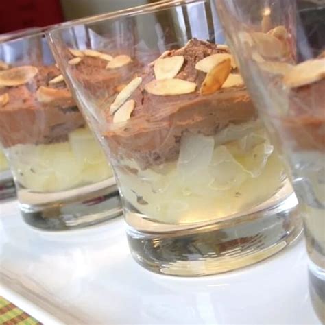 Mousse chocolat blanc dés de poires et croustillant praliné