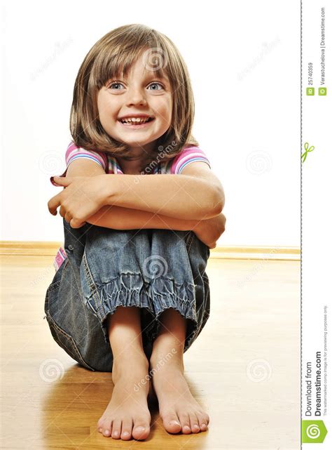 Petite Fille S asseyant Sur Un étage Image stock Image du pattes