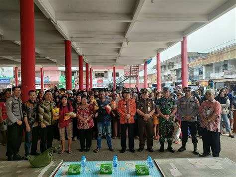 PJ Bupati Landak Buka Kegiatan Operasi Pasar Dalam Rangka Penangulangan