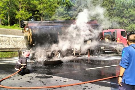 Truk Bermuatan Metanol Terbakar Di Tol Tangerang Merak Republika Online