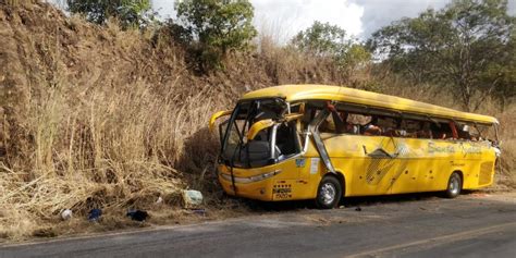 Acidente entre ônibus e carreta deixa um morto e 7 feridos na LMG 628