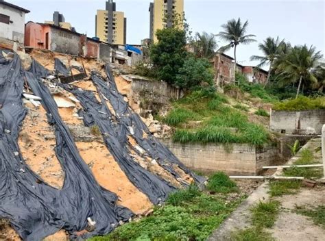 Sobe para 10 o número de casas interditadas após desabamento de encosta