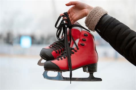 Mujer De Vista Lateral Con Patines De Hielo Foto Gratis