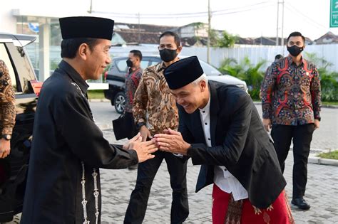 Presiden Jokowi Dan Ibu Iriana Salat Idul Fitri Di Masjid Sheikh Zayed