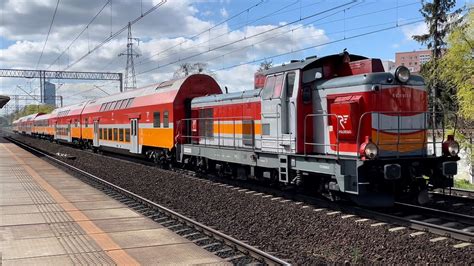Pociąg Polregio z Chojnic do Gdyni dojeżdża do stacji kolejowej Sopot