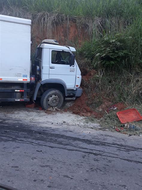 Caminhão de lixo bate em barranco e deixa três garis feridos em Piraí
