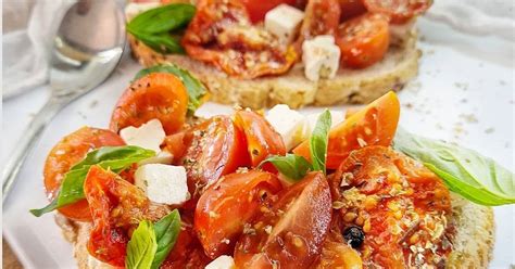 Tostas De Tomates Queso Feta Y Albahaca Receta De Sandra M Cookpad