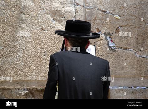 Man Praying At The Wailing Wall Jerusalem Stock Photo Alamy