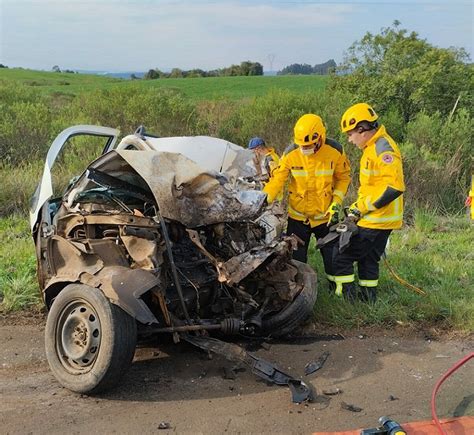 Colisão frontal entre carro e caminhão deixa uma vítima fatal na SC 451