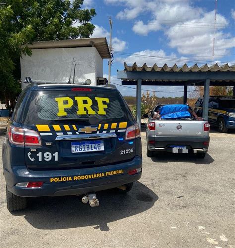 Dois veículos roubados são recuperados ao mesmo tempo pela PRF em