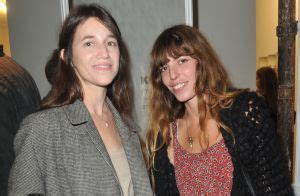 Charlotte Gainsbourg Sa Fille Alice Surprend Les Fesses En Avant Et