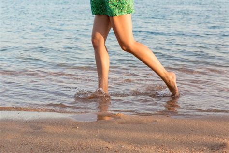 Belles Jambes De Fille Fonctionnant Sur La Plage Jolie Fille Marchant