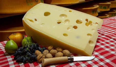 El Misterio De Los Agujeros Menguantes Del Queso Nutrir Con Ciencia