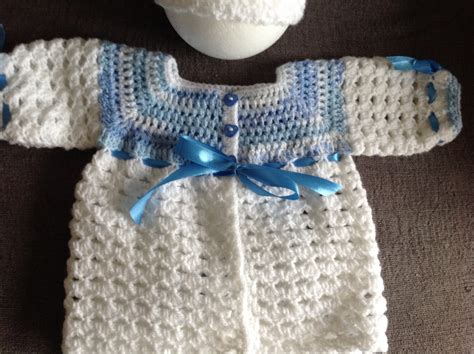 Brassière bébé pantalon et bonnet layette au crochet blanc et bleu