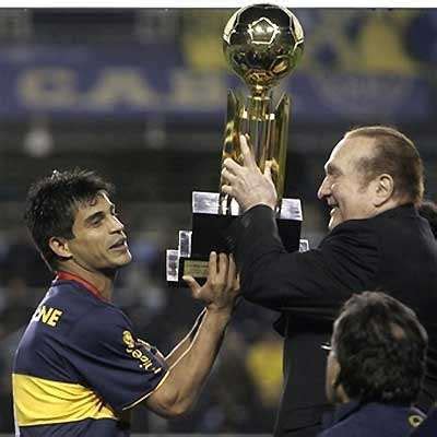 Boca Juniors Campeón de la Recopa Sudamericana 2008 Hugo Ibarra recibe