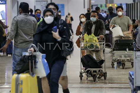 PERGERAKAN PENUMPANG DI BANDARA SOEKARNO HATTA ANTARA Foto