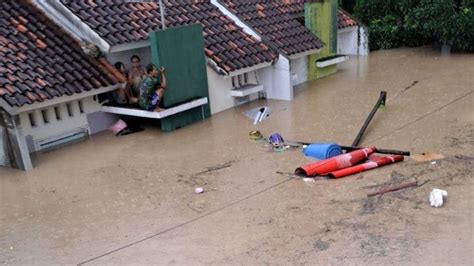 Diterjang Banjir Bandang Dua Meter Pintu Dan Bagin Depan Rumah Warga