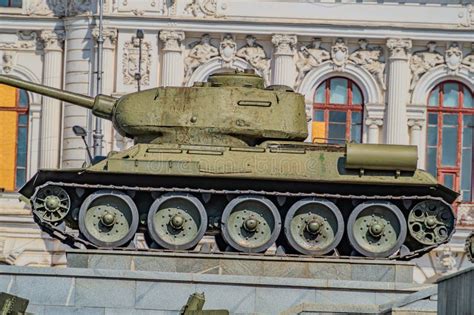 Tanque Soviético T34 De La Segunda Guerra Mundial Tanque En Un