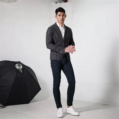 4 Outfit Kondangan Pria Kemeja Hitam Kasual Dan Elegan