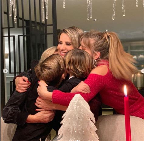Esra Erol un kardeşi Eda Erol kırmızı mayosuyla birbirinden özel pozlar