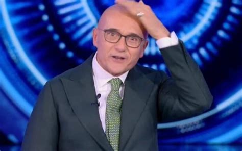 Grande Fratello a luci rosse Microbikini e la mano scivola proprio lì