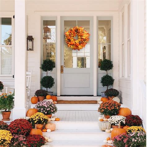 10 Lovely Fall Front Porch Decor Ideas Decomagz