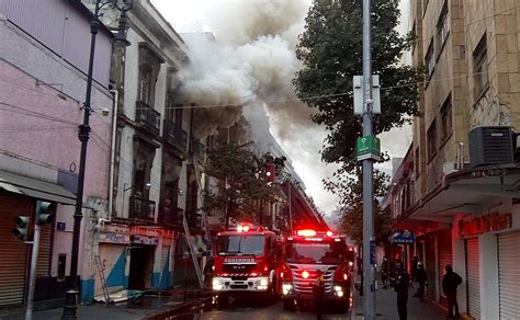 Cumple 15 horas incendio en inmueble del Centro Histórico