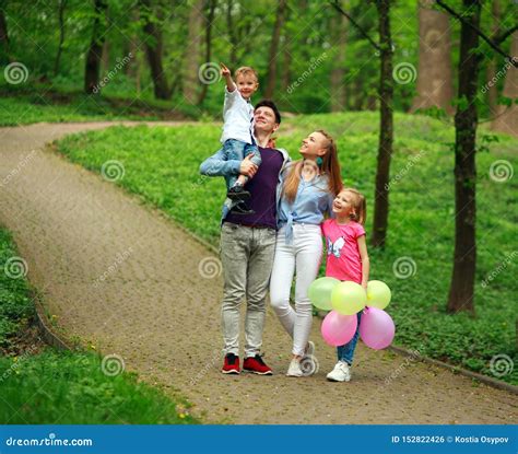 Glückliche Junge Familie Mit Ihren Zwei Kindern Gehen in Sommer Forest