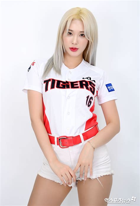 치어리더 김현지 벗어날 수 없는 시크 매력 엑 s HD포토 네이트뉴스