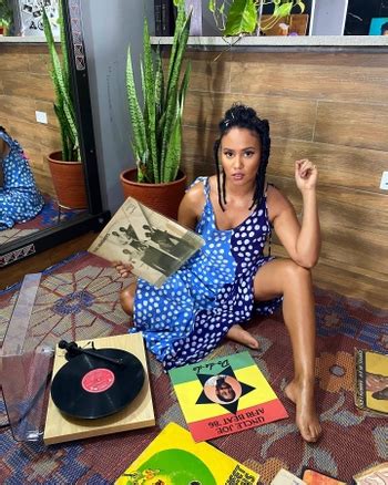 MAYRA ANDRADE Feet AZNudeFeet