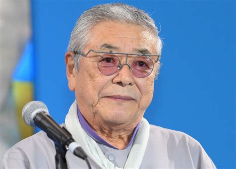 中尾彬さんが死去 81歳 独特のスカーフねじねじスタイル 池波志乃とのおしどり夫婦で知られる ライブドアニュース