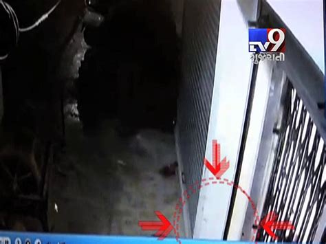 Vadodara Chilli Powder Thrown At Angadia Employee 22 Lakh Looted Tv9