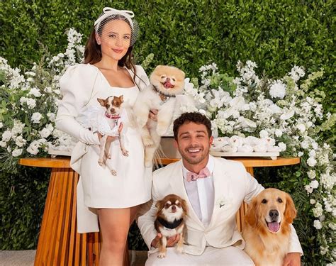 Larissa Manoela e André Luiz Frambach posam cachorros em álbum de