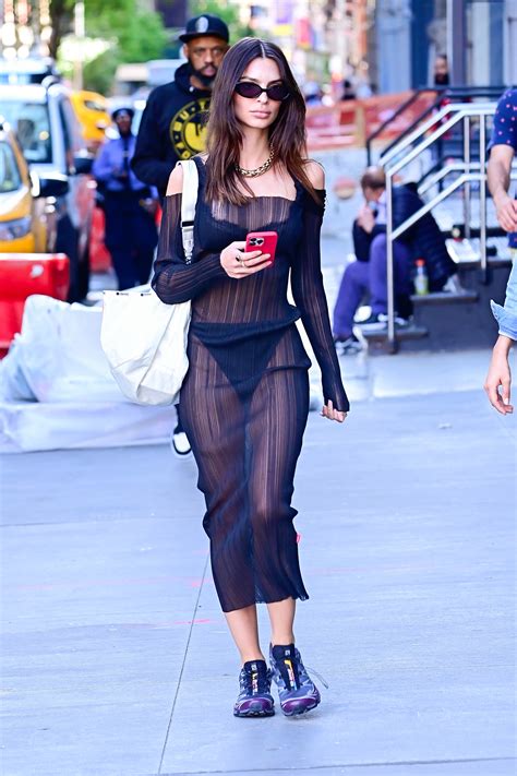 Emily Ratajkowski Ose La Robe Transparente Dans Les Rues De New York