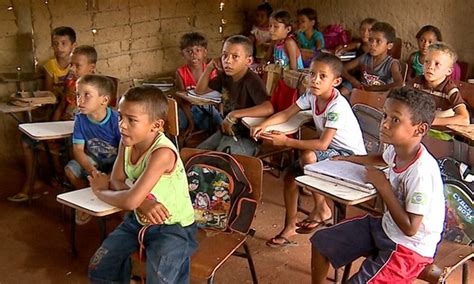 Um terço dos estudantes mais pobres não possuem ensino fundamental