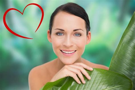 Imagen Compuesta De Hermosa Morena Desnuda Posando Con Hojas Verdes