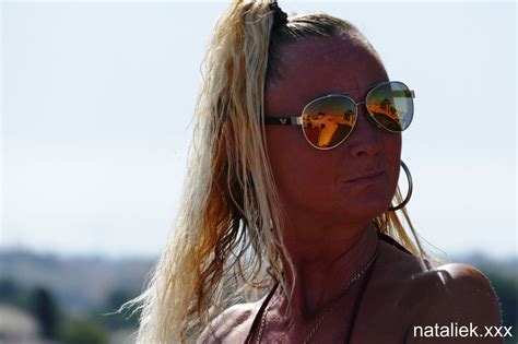 Natalie K mature amateur dévoile ses parties naturelles et son cul