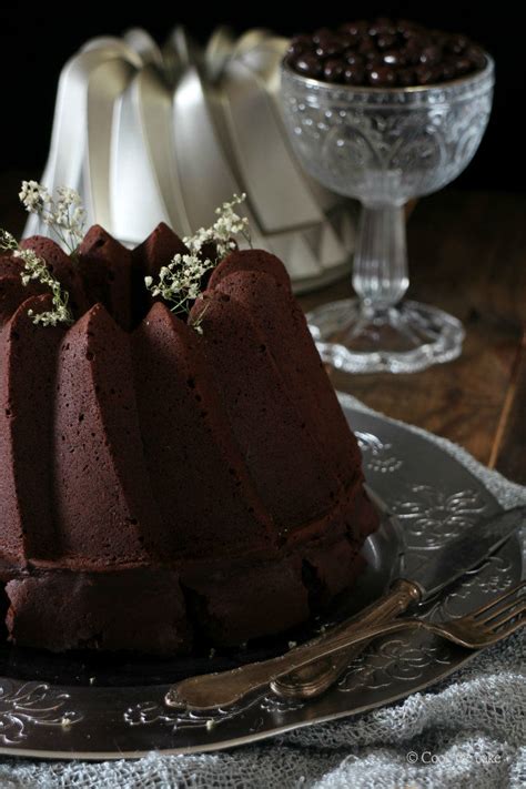 Bundt cake de chocolate y café con salsa de frutas rojas Reto