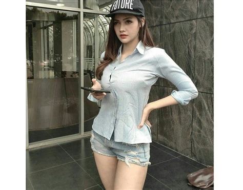 Host Cantik Kartika Berliana Seksi Berbalut Kemeja Ketat Netizen