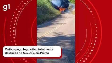 Nuvem de fumaça e muitas chamas ônibus fica totalmente destruído após