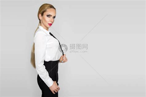 美丽优雅感的金发女模特穿着白衬衫和领带和黑色裤子戴眼镜高清图片下载 正版图片507437137 摄图网