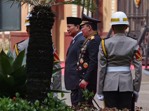Menhan Prabowo Terima Tanda Kehormatan Bintang Bhayangkara Utama Polri
