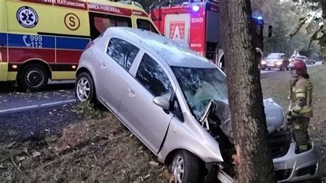 Wypadek na drodze krajowej Samochód uderzył w drzewo ZDJĘCIA
