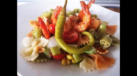 Deliciosa ensalada de pasta con langostinos y aguacate una explosión