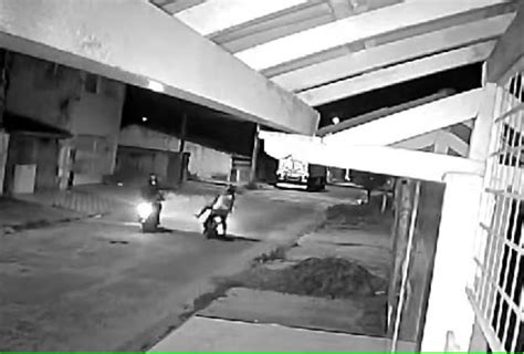 Mulher é assassinada a tiros enquanto pilotava motocicleta em Feira de