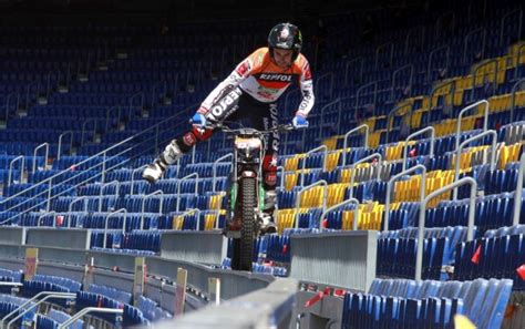 Toni Bou Si Allena Al Camp Nou Di Barcellona Motoblog
